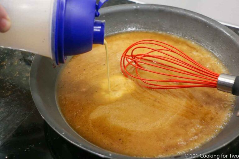 How to Make Gravy with Flour — Easy With or Without Drippings - 101 ...